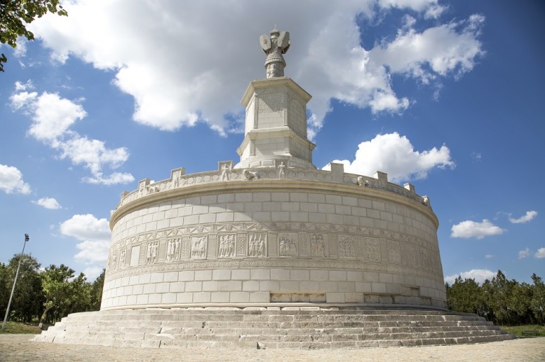 Monumentul de la Adamclisi - Trofeul lui Traian - Blogul Travelminit.ro