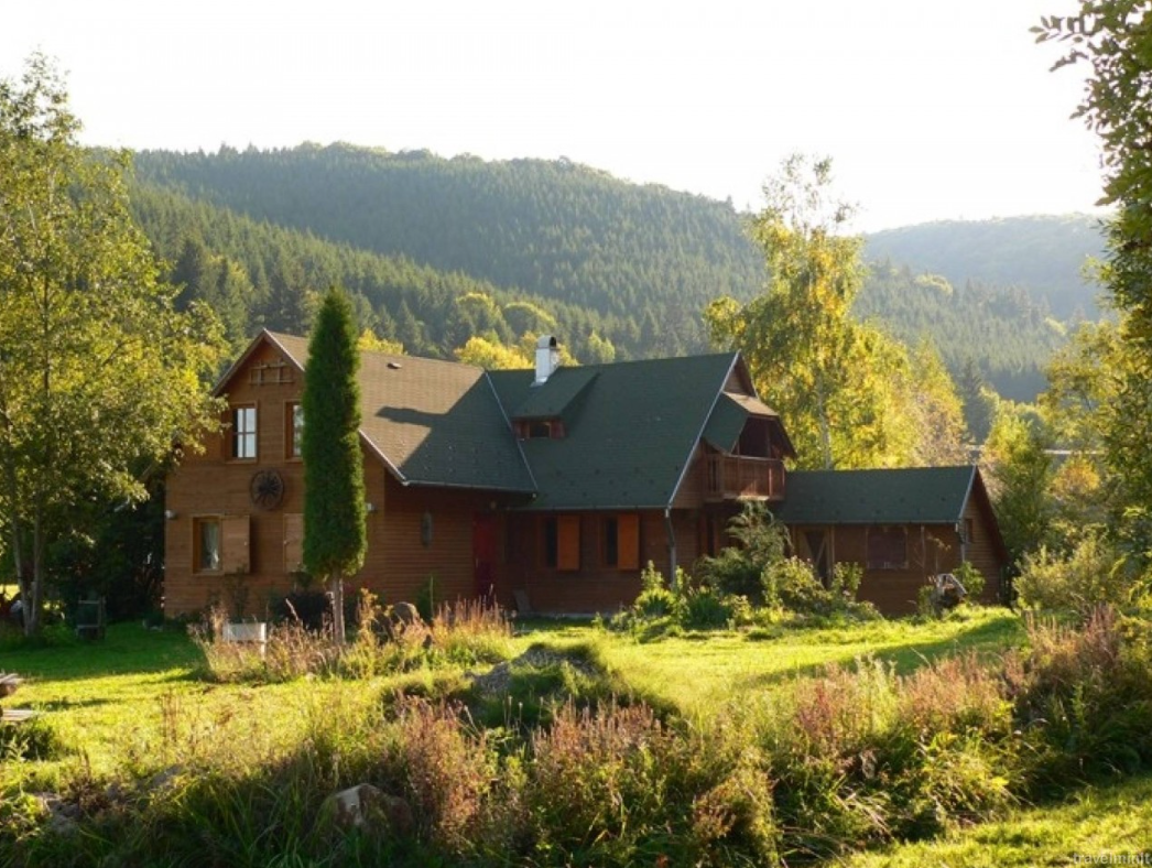 10 case de vacanță la munte pe care le poți închiria integral