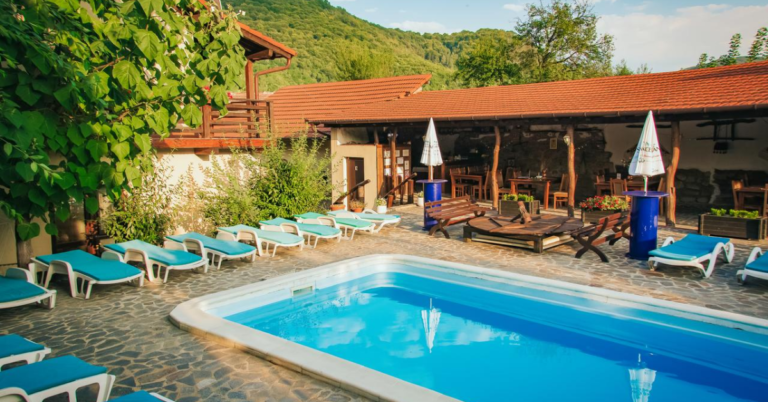 10 unități de cazare din România cu piscină sub 150 lei/noapte/cameră ...