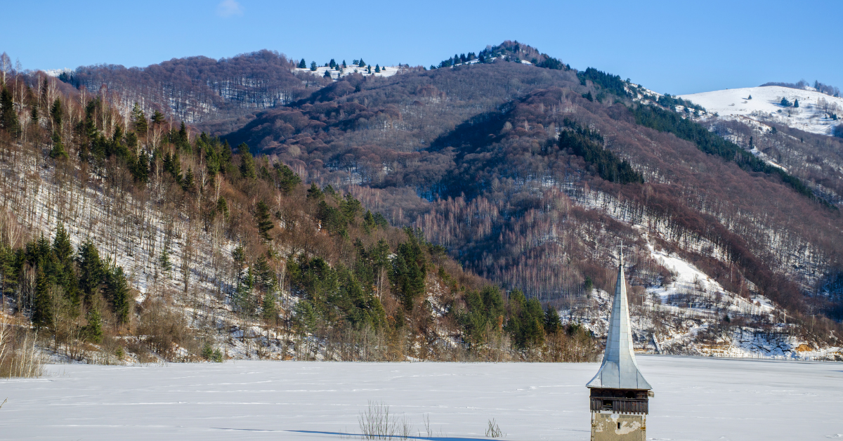 Povestea satului scufundat din Apuseni, unde se mai vede doar turla ...