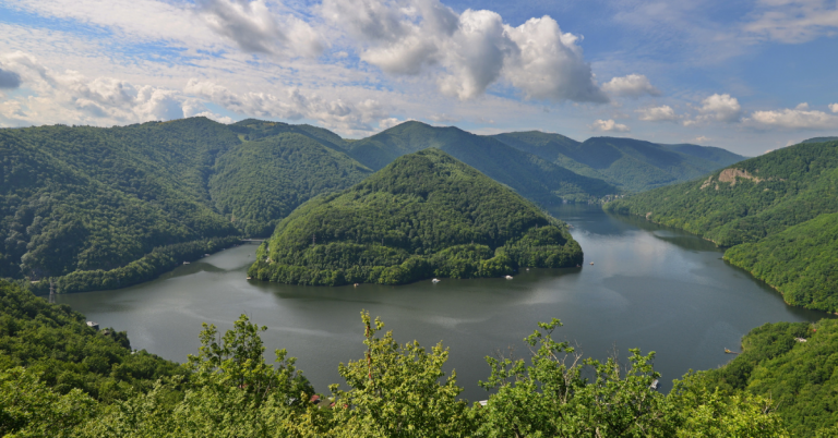 5 lacuri de munte cu cele mai spectaculoase peisaje naturale